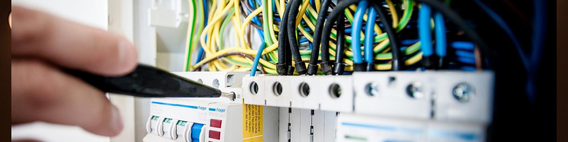 les formations indispensables et obligatoires pour le métier d'électricien